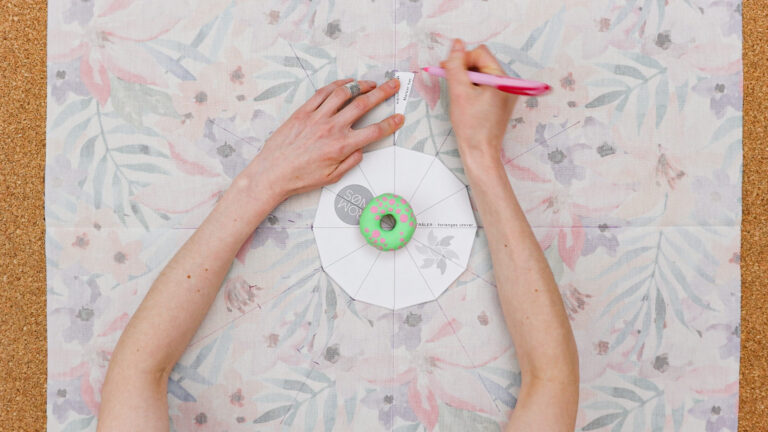 Så enkelt kan du lage din egen solhatt - Kreftforeningen